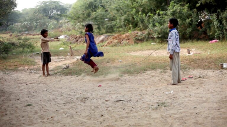 La Cuerda - Jump Rope - Popular Mexican Game - Topics Mag